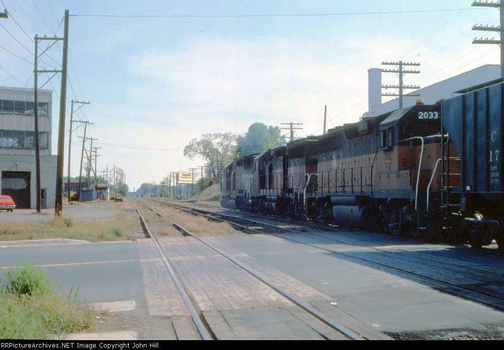 1021-14 Eastbound MILW freight at Cleveland Ave